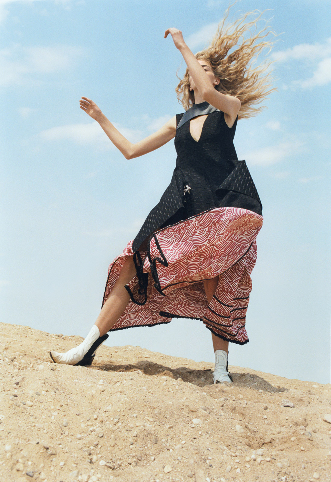 Zoë Ghertner and Grace Coddington imagine Louis Vuitton amongst the dunes